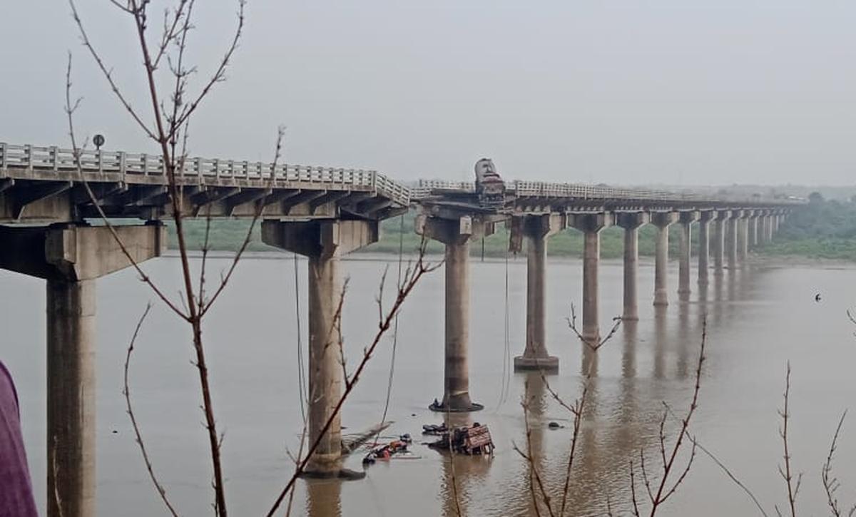 Bridge collapse kills 9 in India’s Gujarat state